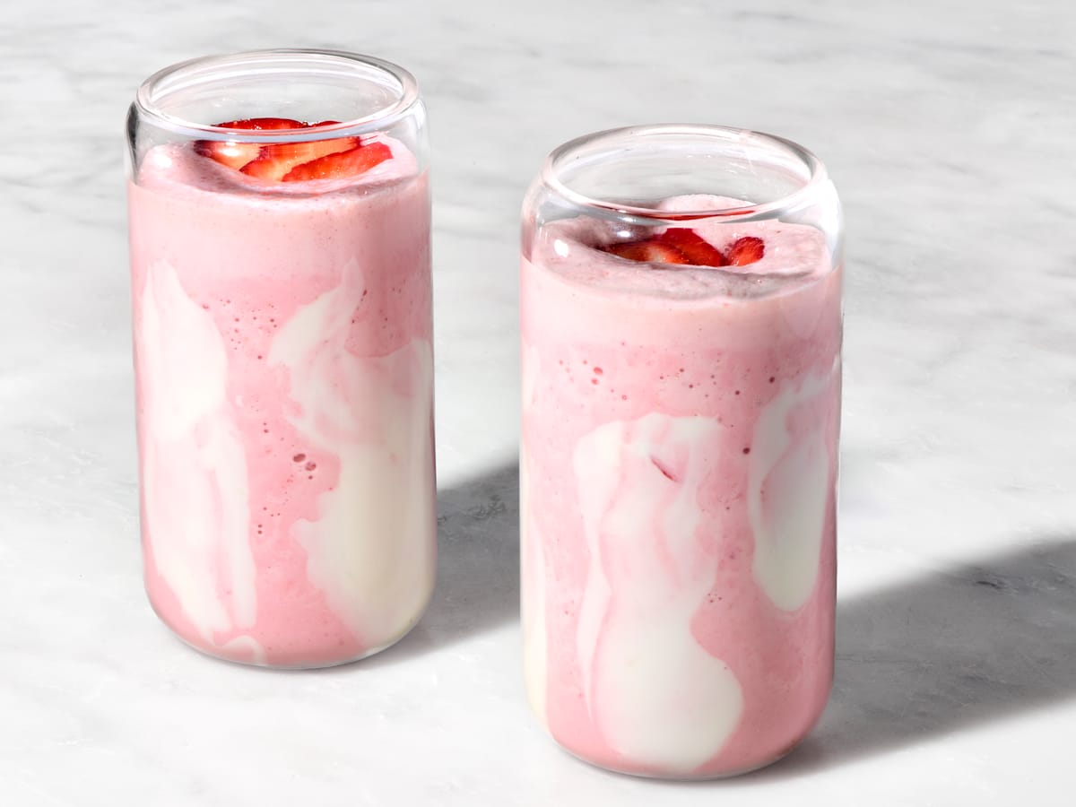 You only need 3 ingredients for this ‘strawberry cloud’ smoothie